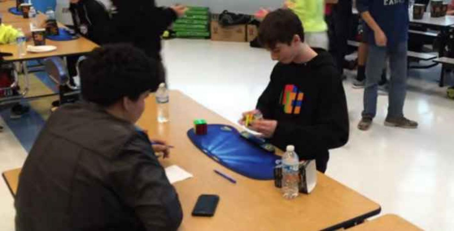 VIDEO. Un ado de 14 ans bat le record du monde de Rubik's Cube - Metrotime