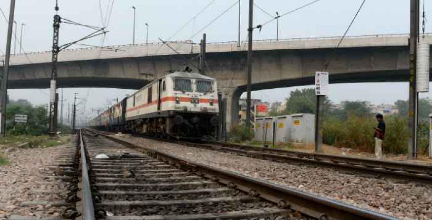 En Inde, un nouveau-né chute depuis les toilettes d'un train sur les ...