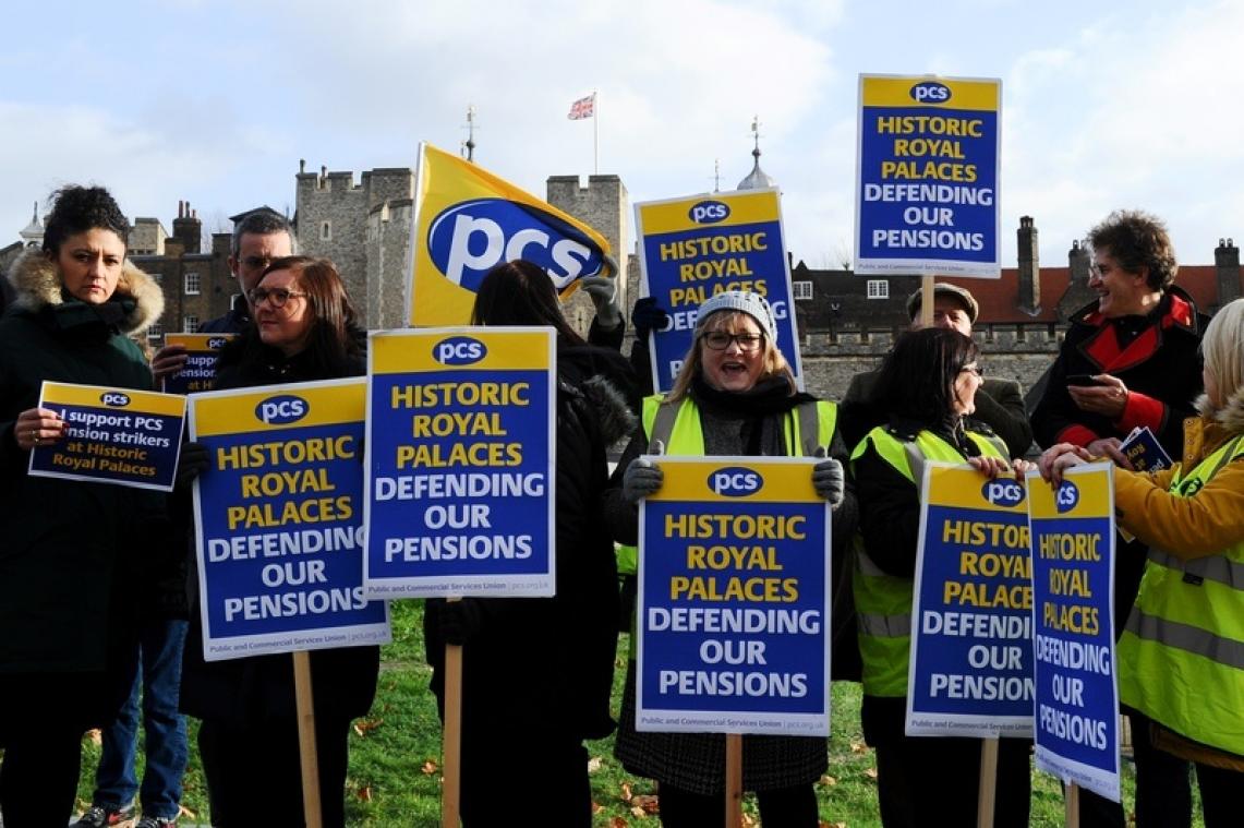 Les gardes de la Tour de Londres font une grève historique en gilet ...