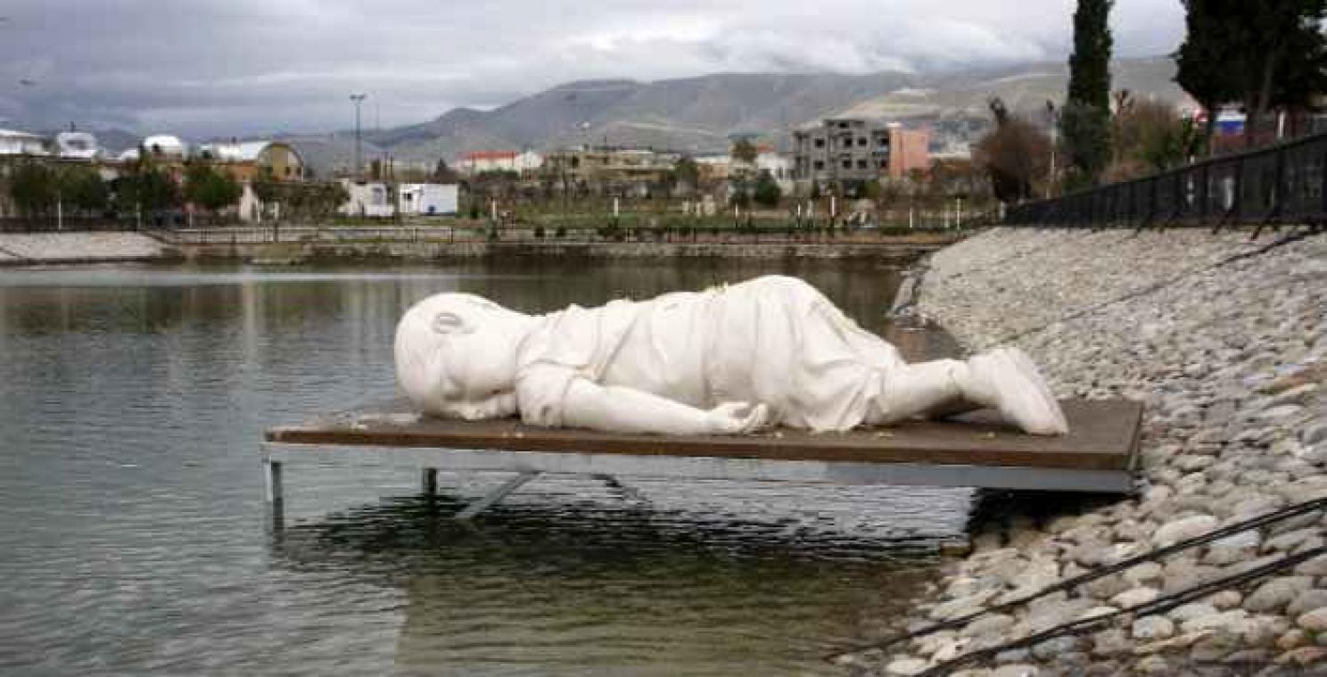 Une sculpture géante du petit Aylan exposée par un artiste - Metrotime