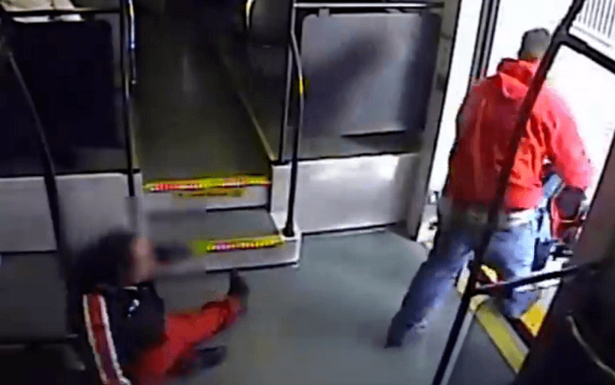 VIDEO. Il tente de voler une chaise roulante à une personne handicapée ...