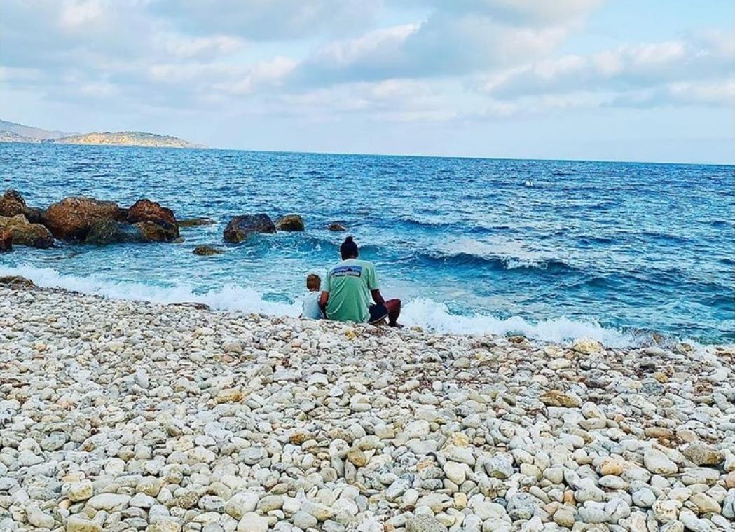 Stromae et son fils en plein moment de complicité sur une plage - Metrotime