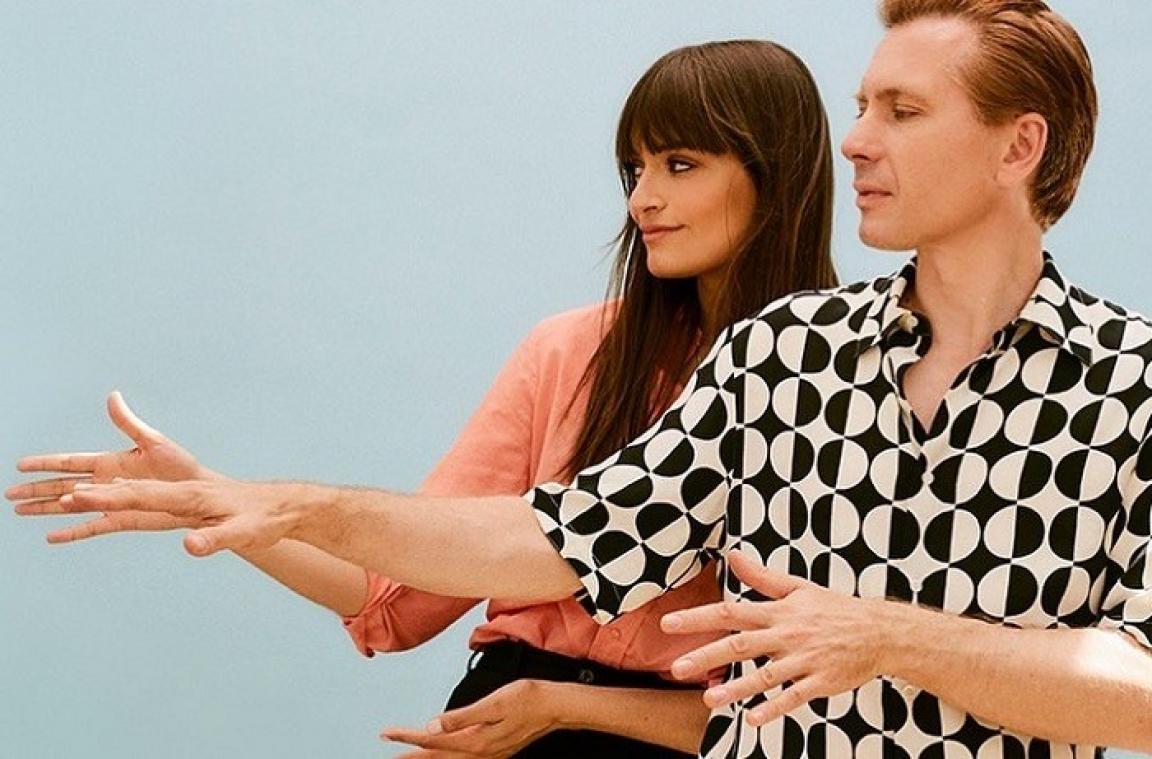 Clara Luciani retrouve l'amour dans les bras d'une icône du rock ...