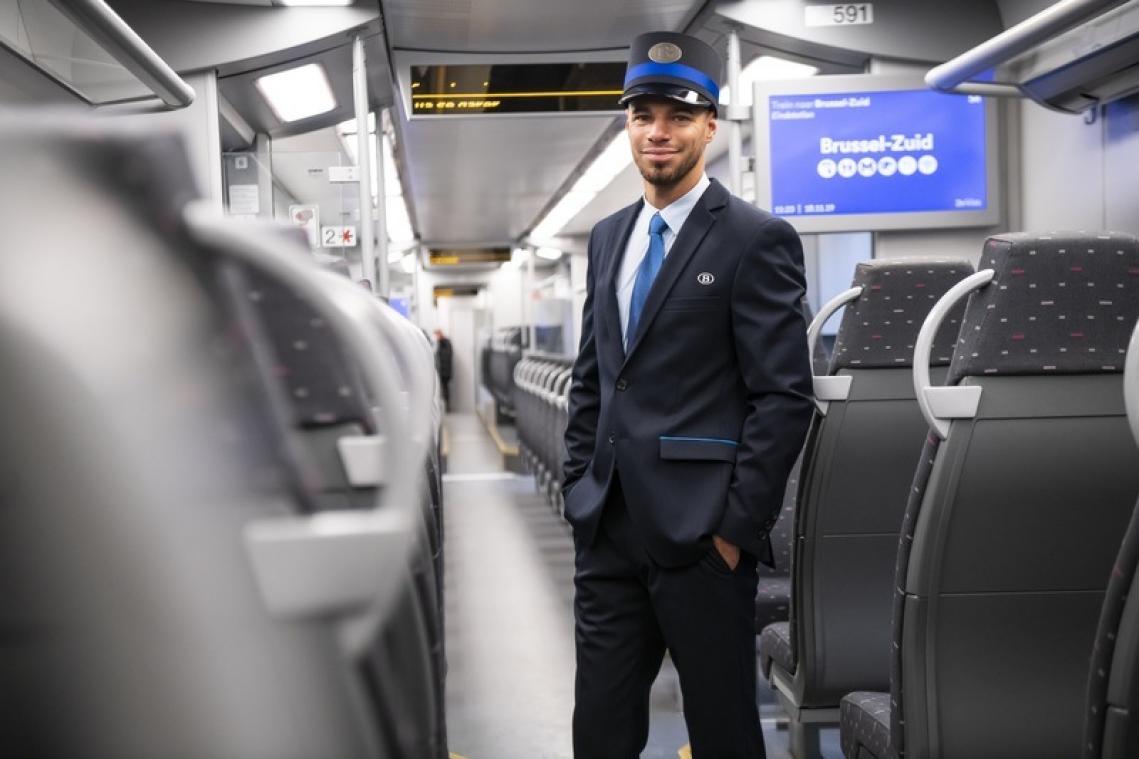 Un nouvel uniforme bleu pour le personnel des trains et des gares de la ...