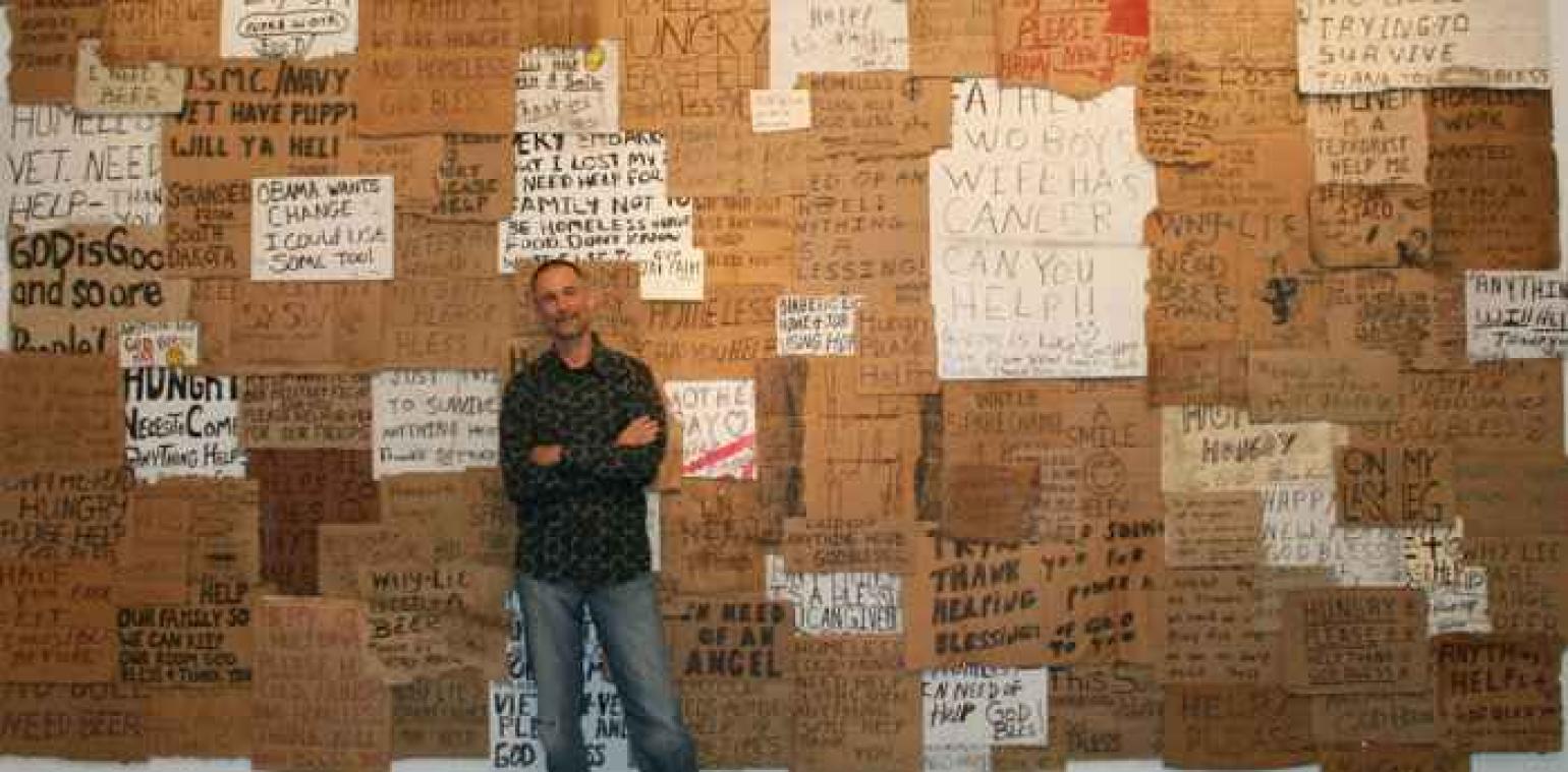 Il traverse les Etats-Unis pour acheter les pancartes en carton des SDF ...