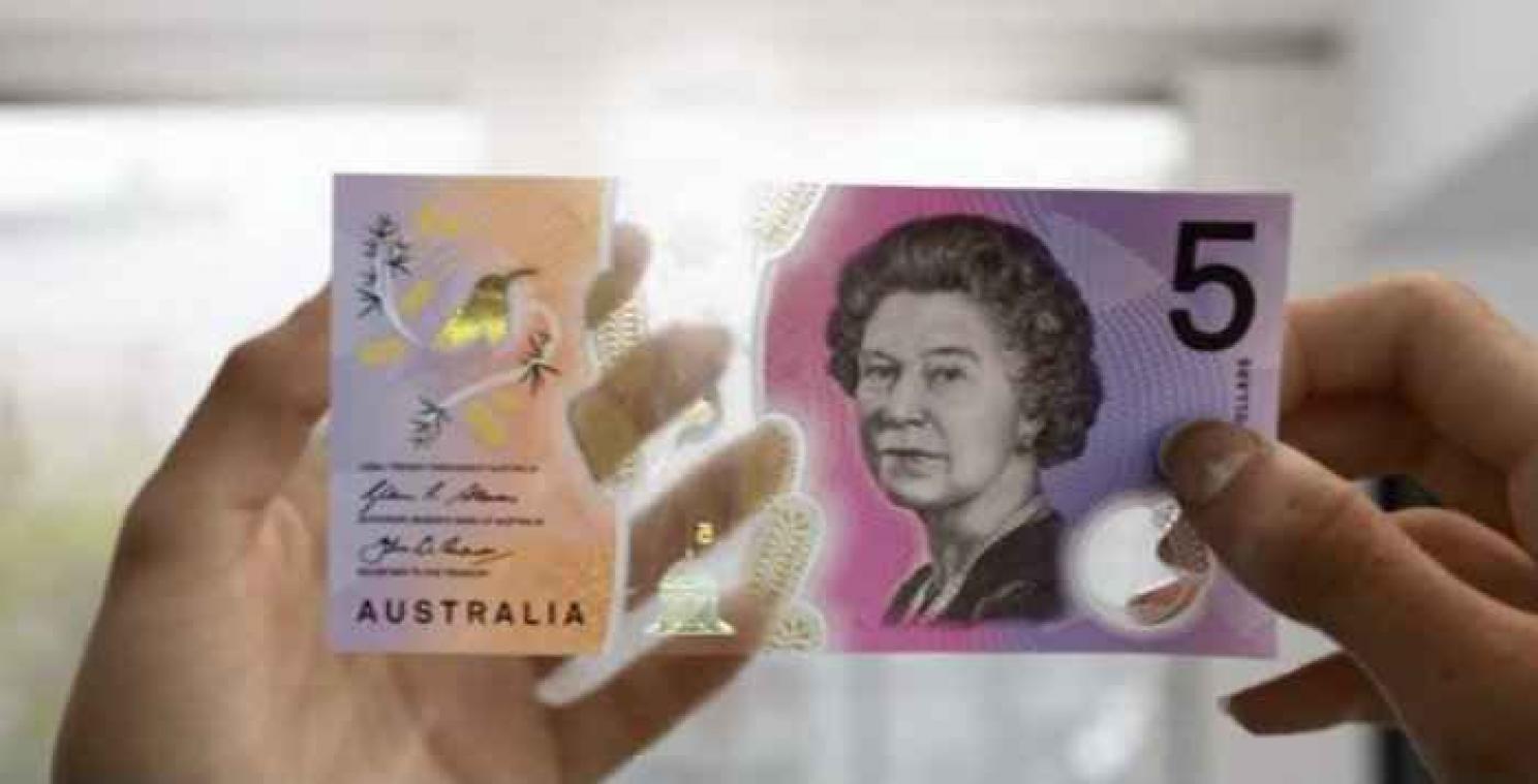 VIDEO. Australie: Un nouveau billet de cinq dollars transparent et ...