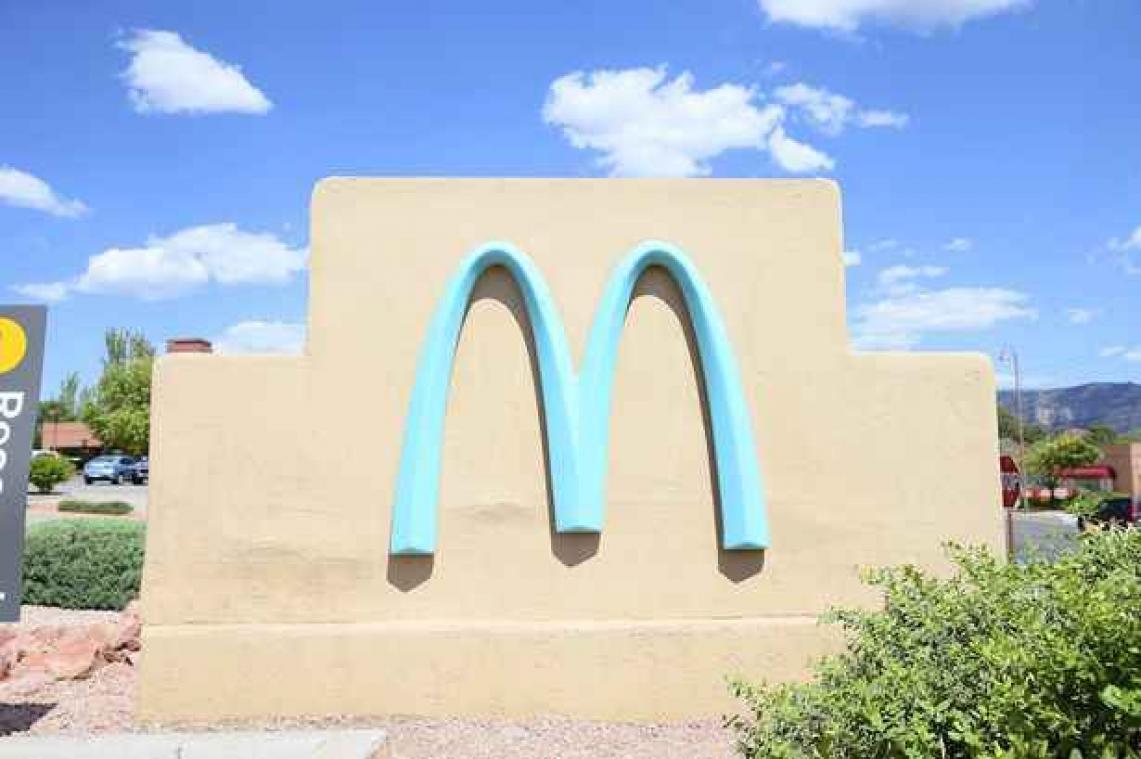 Arizona: Mc Donald's forcé de colorer son logo en turquoise - Metrotime