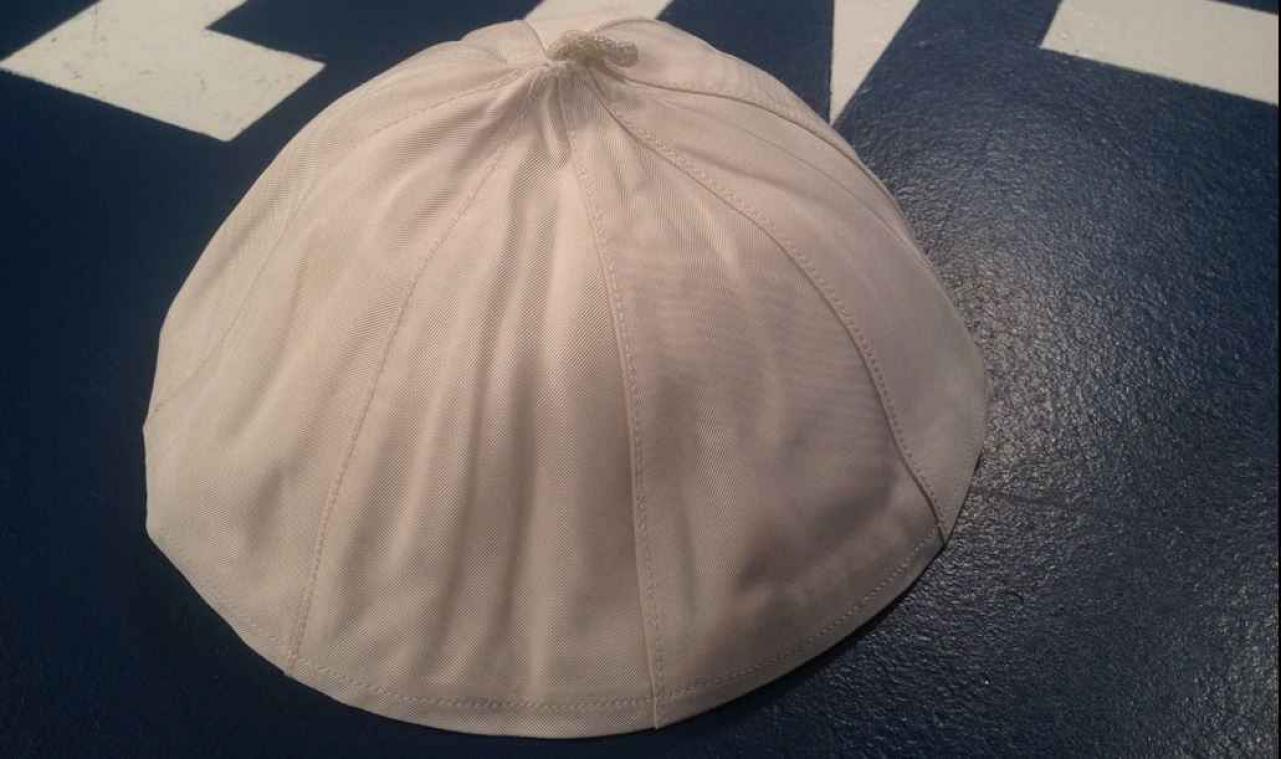 Sur Ebay, une calotte du pape atteint plus de 100.000 euros aux ...