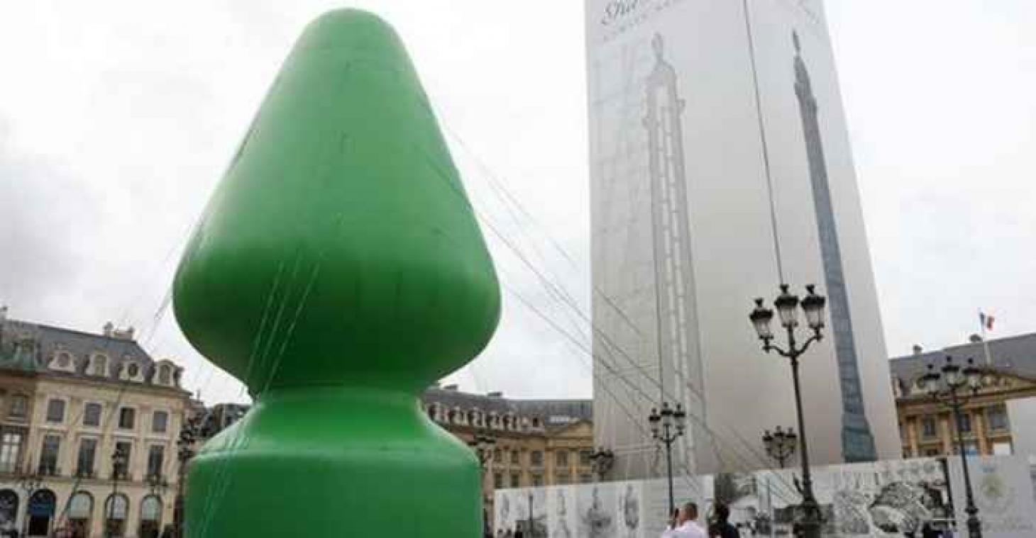 Plug anal ou sapin de noël : l'œuvre d'art qui fait polémique - Metrotime