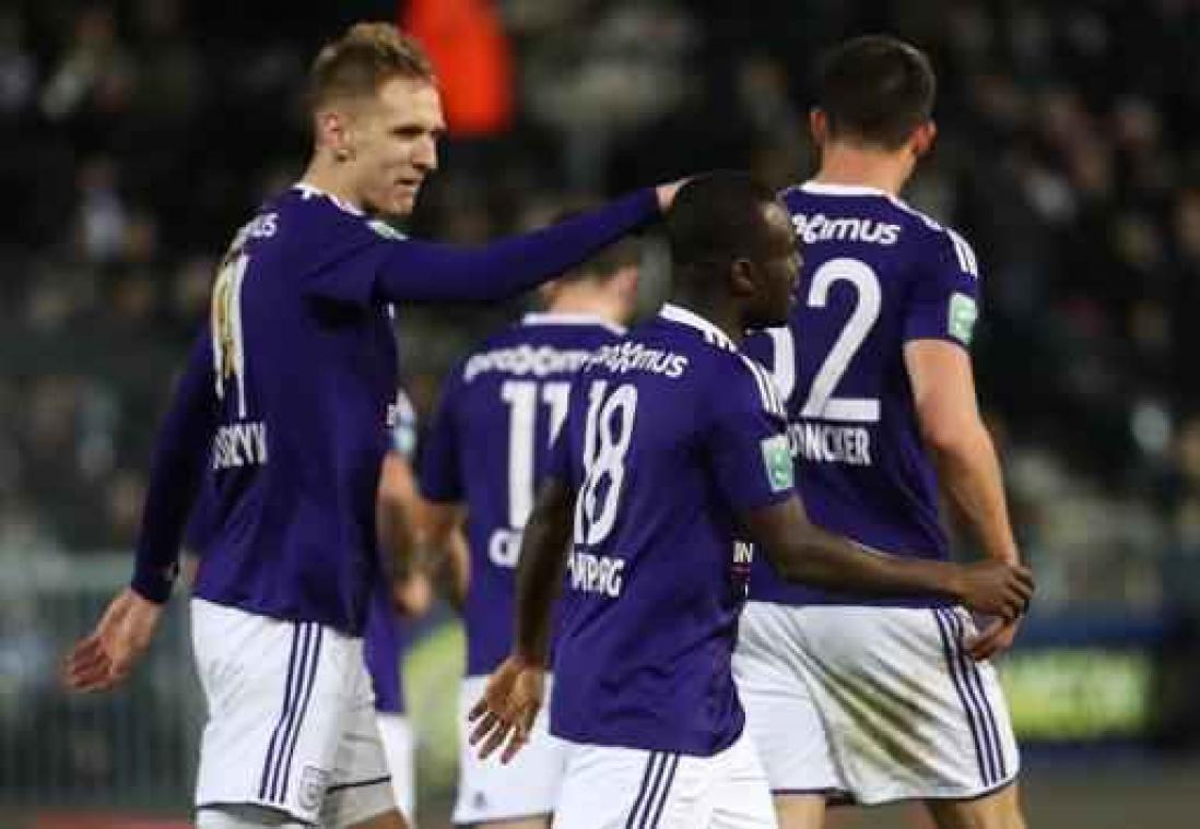 Anderlecht s'impose 0-2 à Charleroi et s'installe en tête du ...