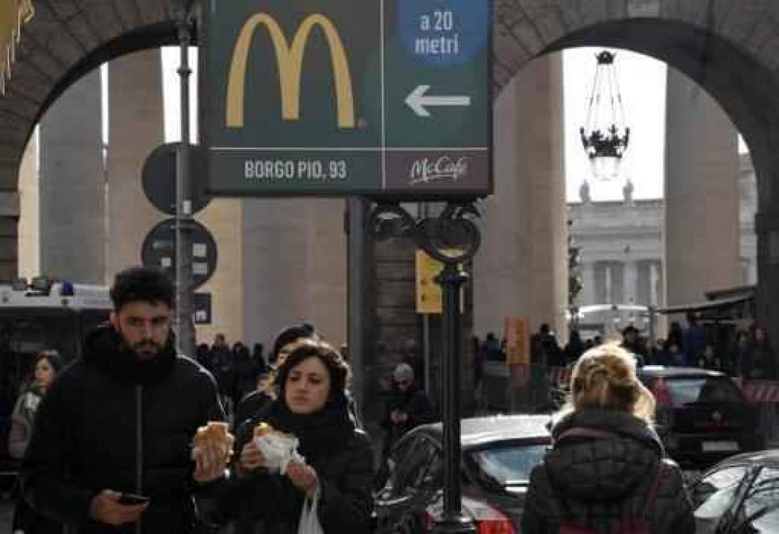 Malgré la fronde, un McDonald's ouvre à deux pas du Vatican - Metrotime