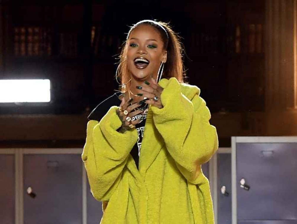 PHOTOS. Rihanna offre un relooking à la reine d'Angleterre - Metrotime