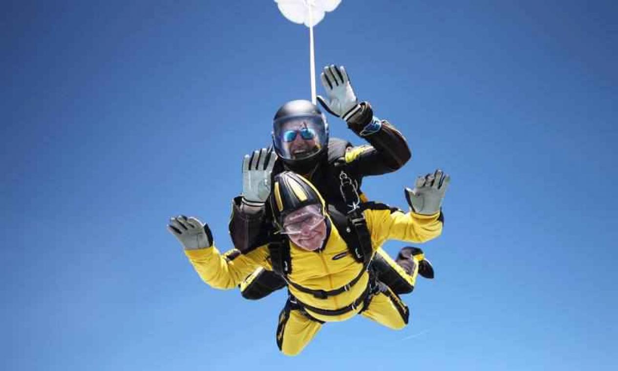 VIDEO. A 101 ans, il bat un record du monde de saut en parachute ...