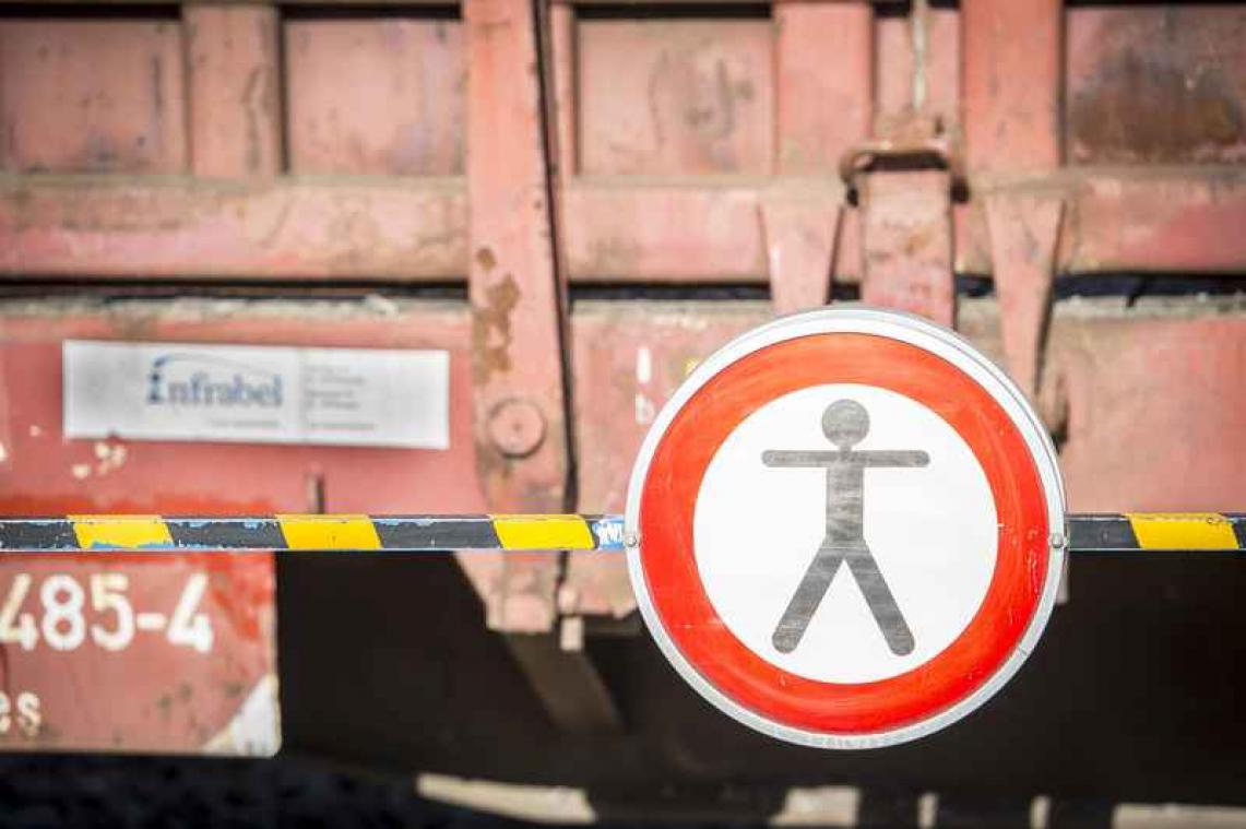 Infrabel à Dour pour inciter à ne pas traverser les voies - Metrotime