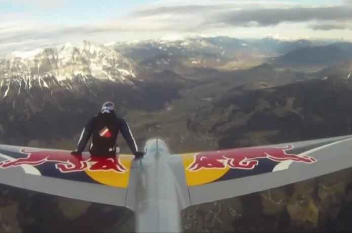 VIDEO. Un cascadeur téméraire change d'avion en plein vol - Metrotime