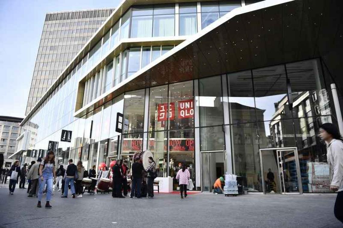 Clients en nombre pour l'ouverture du magasin Uniqlo à Bruxelles ...
