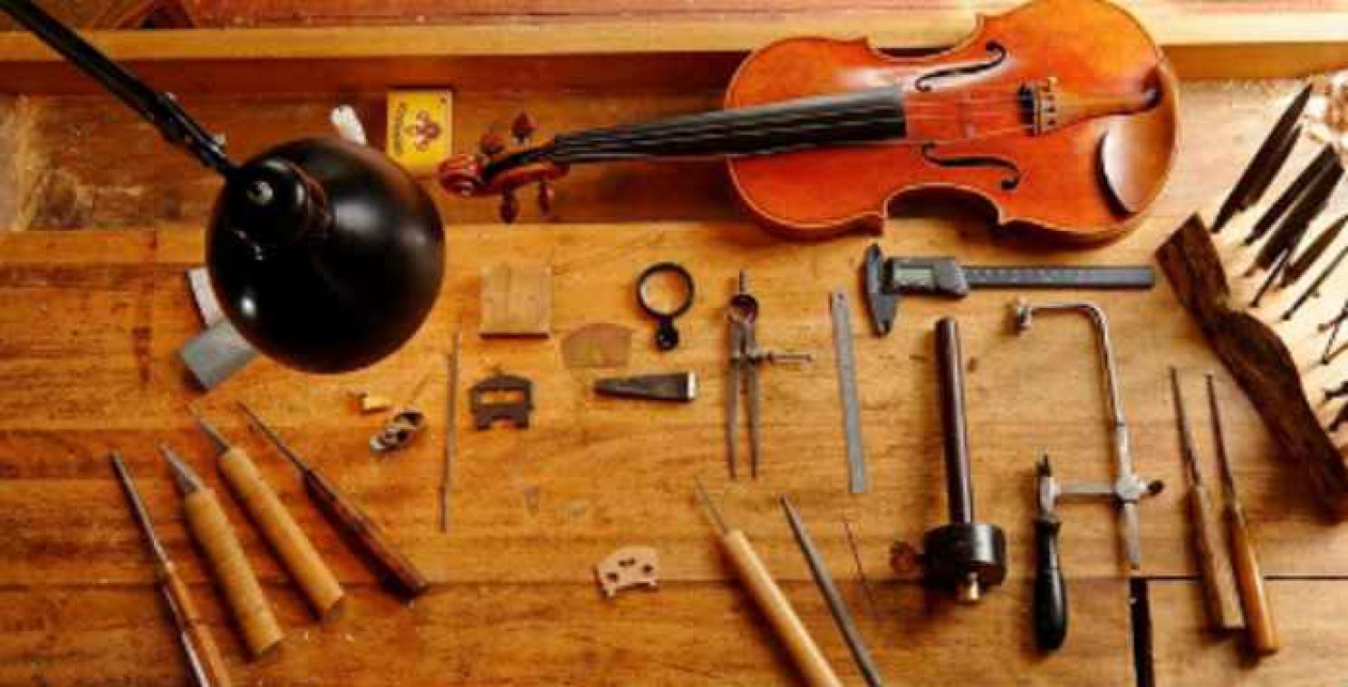 Un luthier au musée bruxellois des instruments de musique - Metrotime