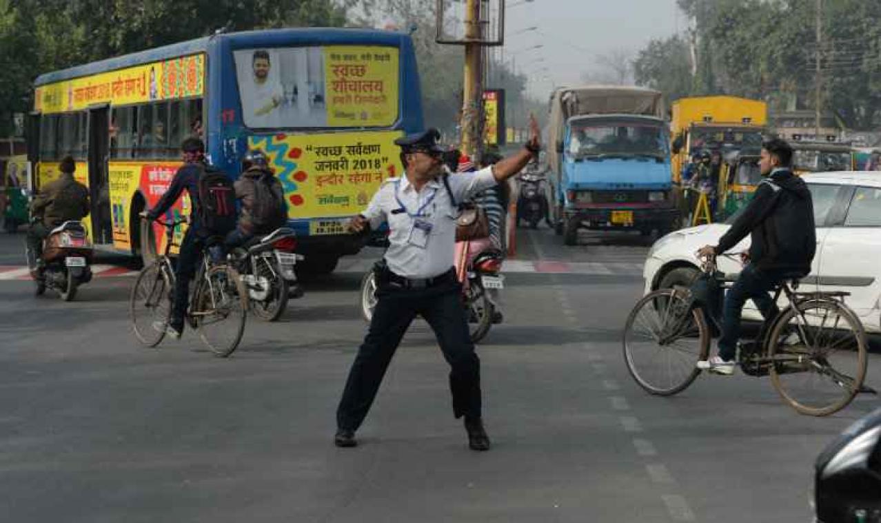 En Inde, un agent de circulation règle le trafic avec son moonwalk ...