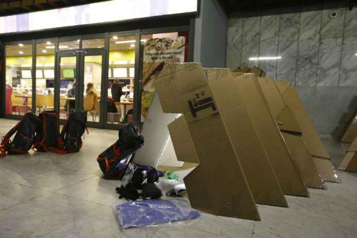 VIDEO. Des abris en carton innovants en origamis distribués aux SDF ...