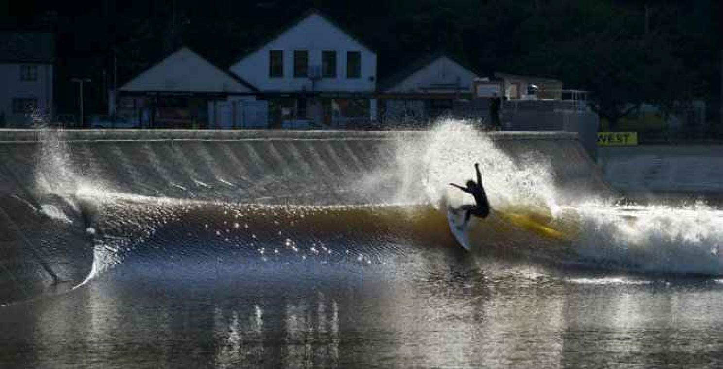 Surfez sur la plus longue vague artificielle du monde - Metrotime