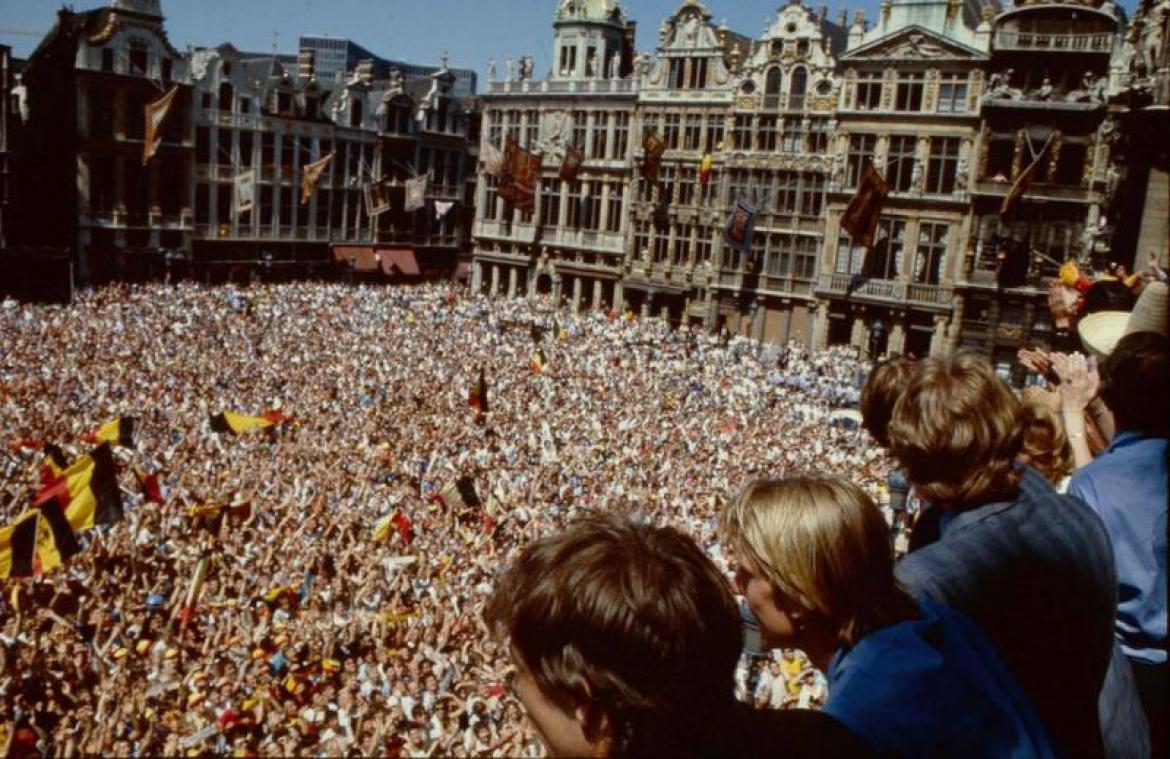 Les Diables Rouges au balcon de la Grand-Place de Bruxelles en cas de ...