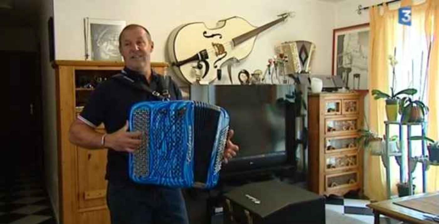 Un accordéoniste se prépare à jouer onze jours et nuits sans s'arrêter ...