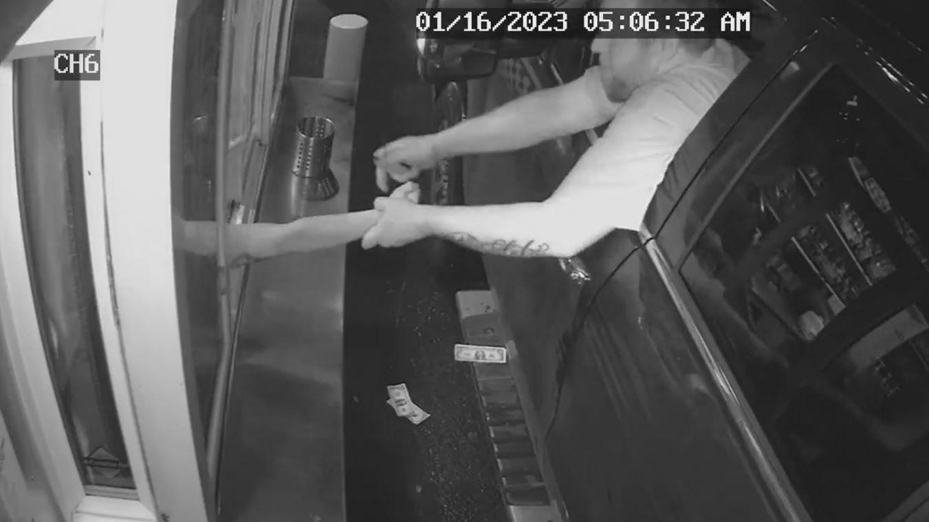 Il tente de kidnapper une serveuse par la fenêtre d’un drive-in (vidéo ...