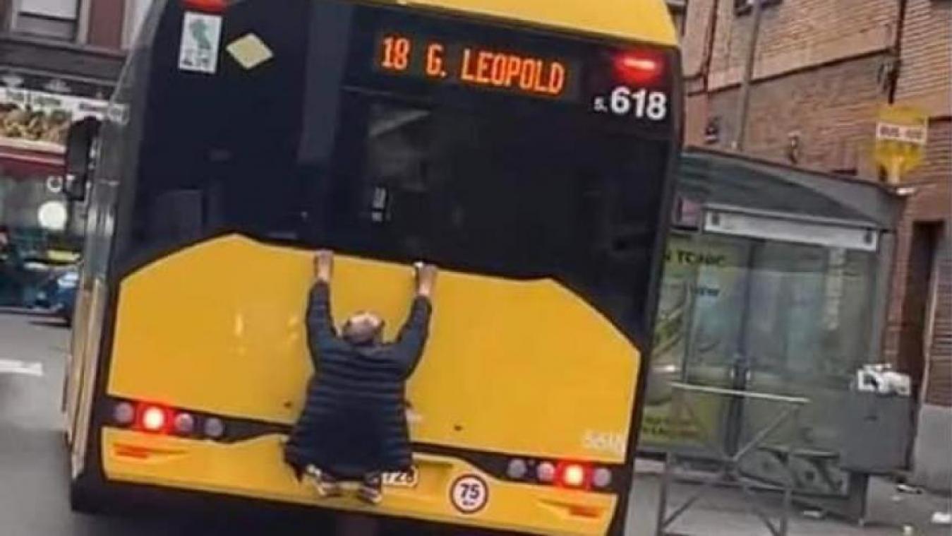 Incroyable scène à Liège: un homme s’accroche à un bus du TEC en ...
