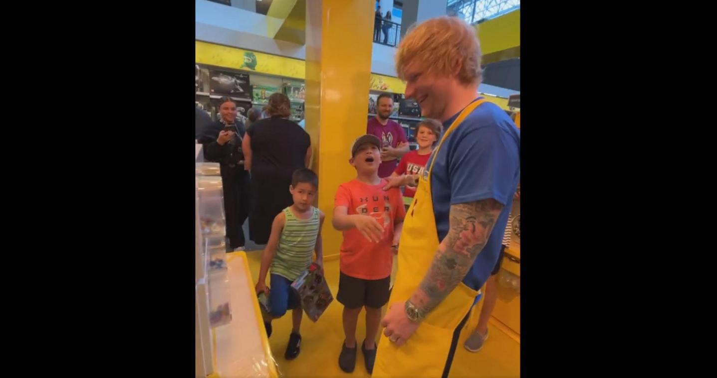 Déguisé en vendeur, Ed Sheeran surprend les clients d’un magasin (vidéo ...