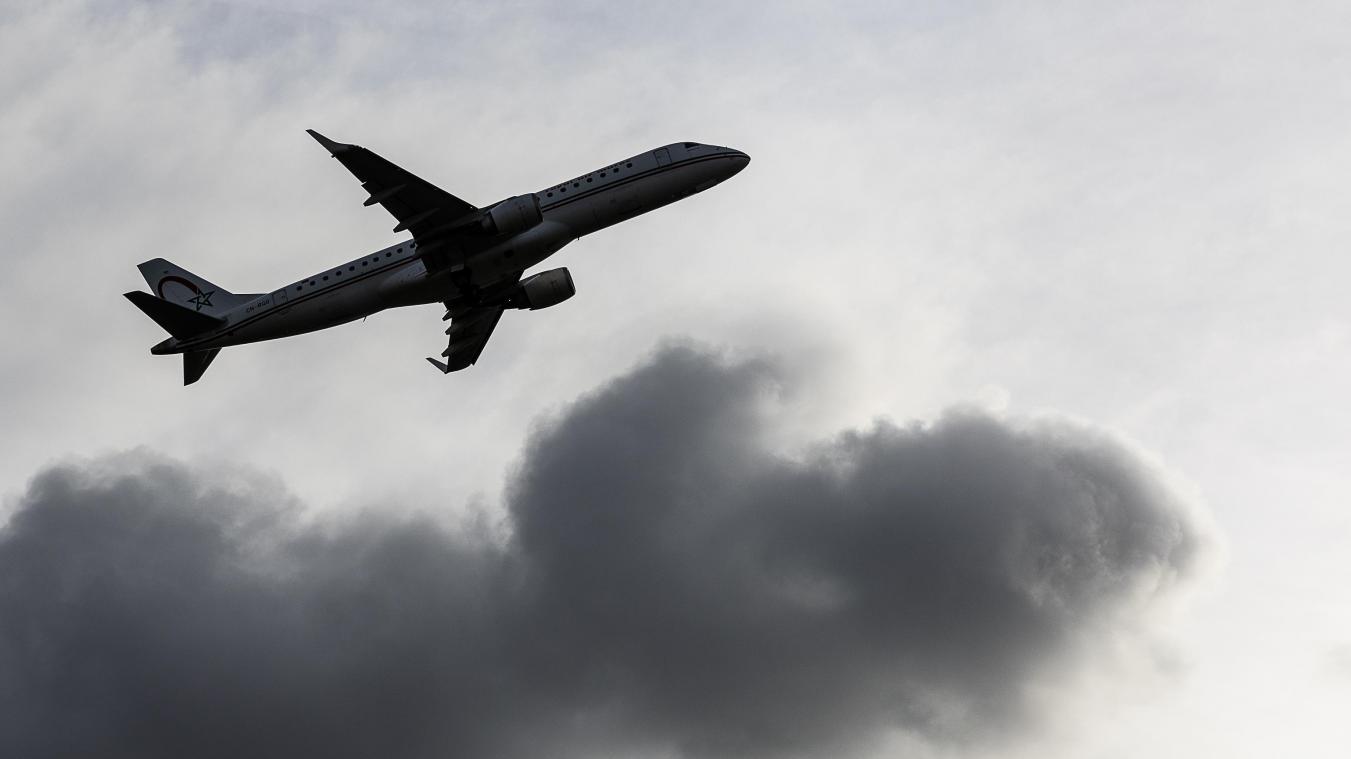 Un avion fait demi-tour suite à une alerte à la bombe en plein vol à ...