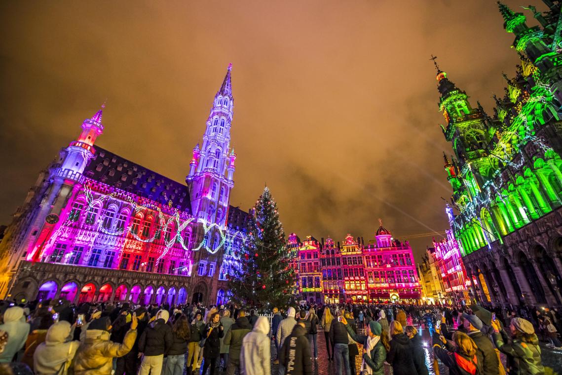 Bruxelles: Voici quand aura lieu l’érection du sapin de Noël sur la Grand-Place - Metrotime