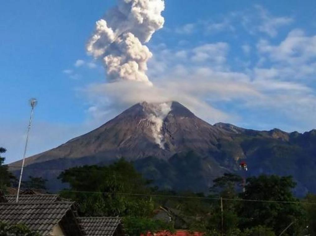 Merapi-vulkaan op eiland Java spuwt as - Metrotime