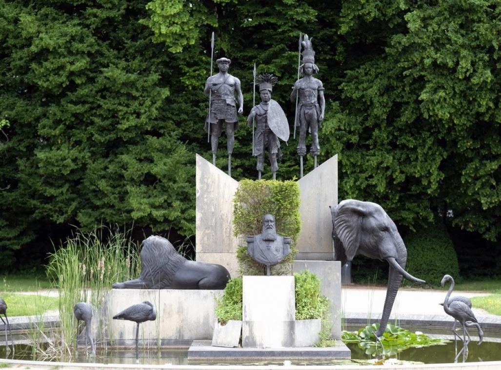 Standbeeld Leopold II in tuin Afrikamuseum opnieuw beklad met rode verf ...