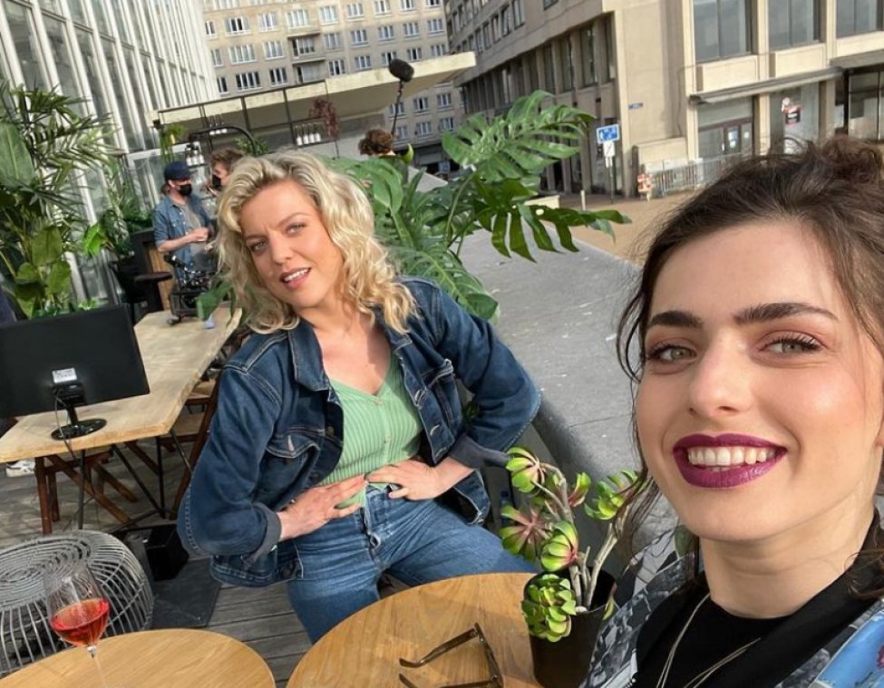 Ella en Olga Leyers spelen romantische vakantieclichés na: «Ik ben te ...