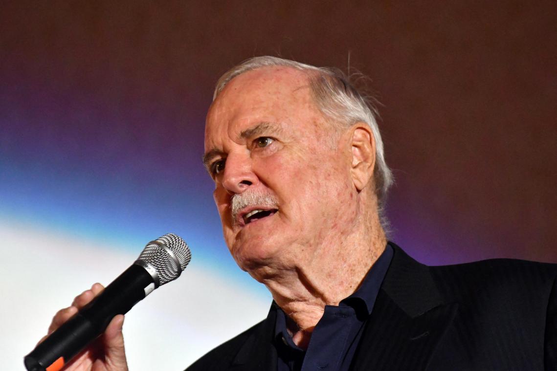 John Cleese zegt lezing op Cambridge af vanwege Hitler-rel - Metrotime