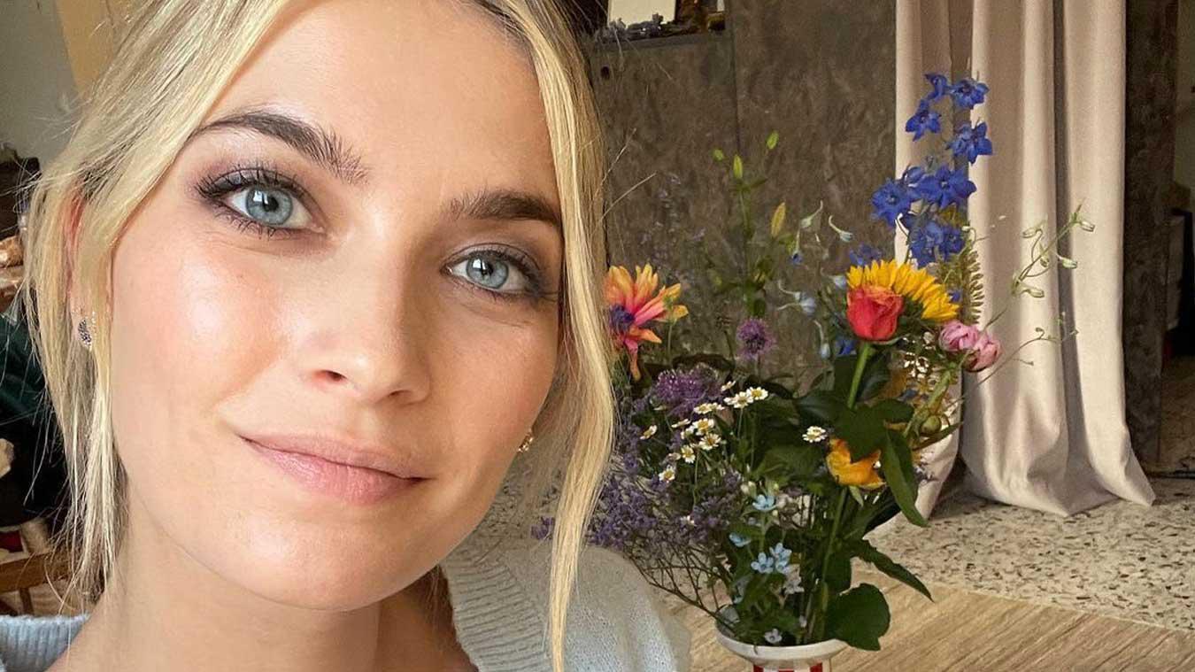 Tinne Oltmans heeft een relatie met ‘Lisa’-collega: «Ik zag ze hand in ...