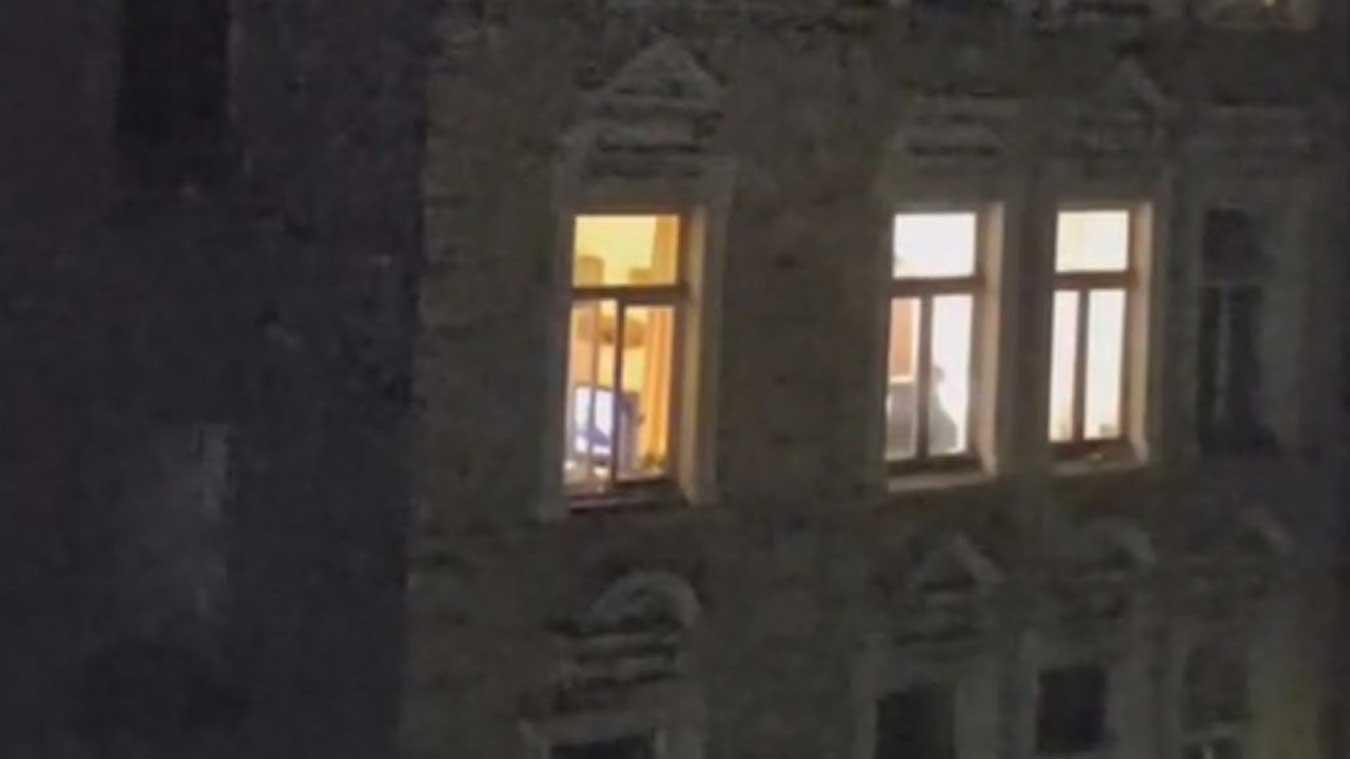 Vrijend koppeltje vergeet raam dicht te doen: «De hele buurt hoort hen ...