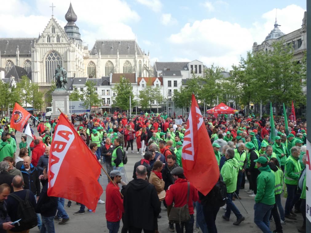 Vakbonden dreigen met algemene staking op 9 november: «Mensen zijn bang ...
