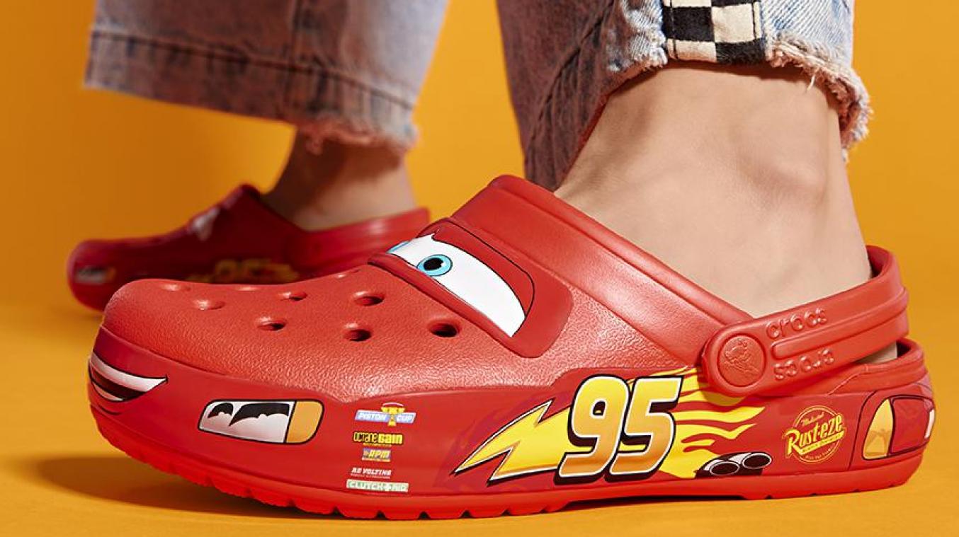 Pixar brengt de iconische Cars-Crocs terug voor volwassenen: «Eindelijk ...