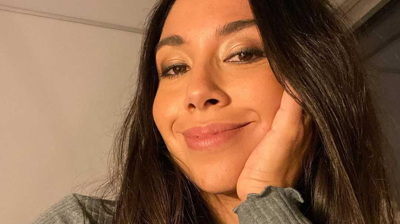 Danira Boukhriss verbaast volgers met foto waarop ze vrouw op de mond ...