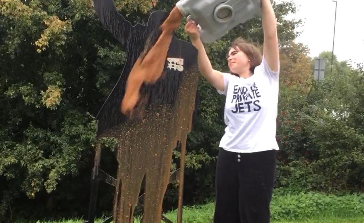 Britse activist gearresteerd nadat ze emmer stront over standbeeld giet ...