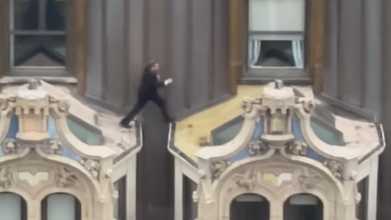 HALLUCINANT. Man springt van dak tot dak in Manhattan op gebouw dat 24 ...