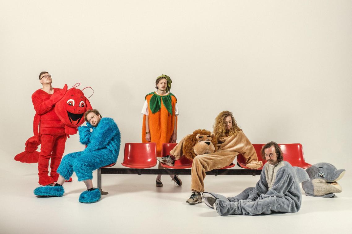 SOUNDCHECK. School Is Cool spoelt de coronakater door met vijfde plaat ...