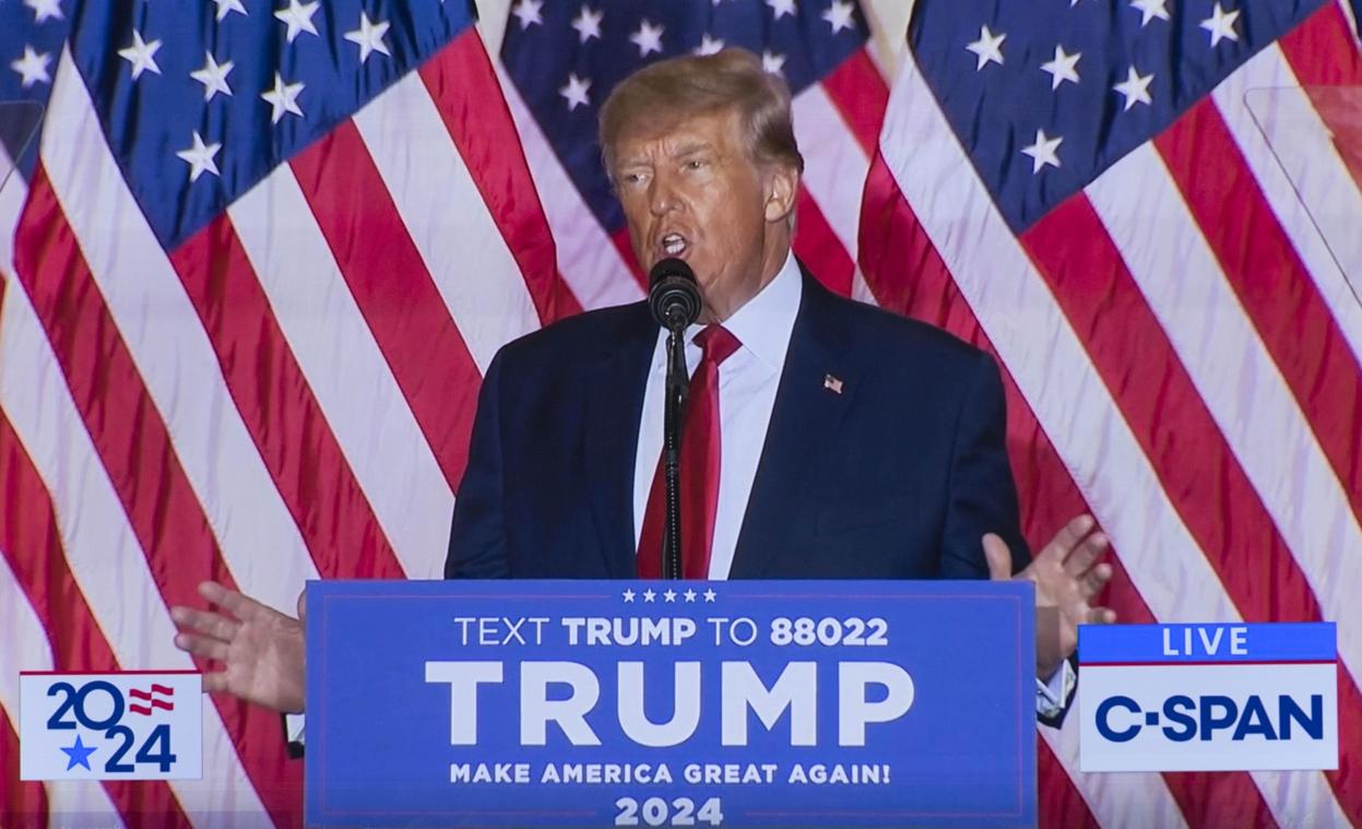 Trump dient officieel kandidatuur in voor presidentsverkiezingen van ...