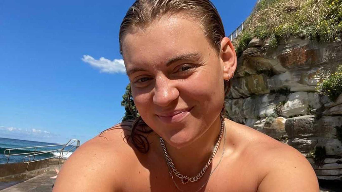 Non-binaire influencer weigert borsten te bedekken op strand: «Mannen moeten dat toch ook niet ...