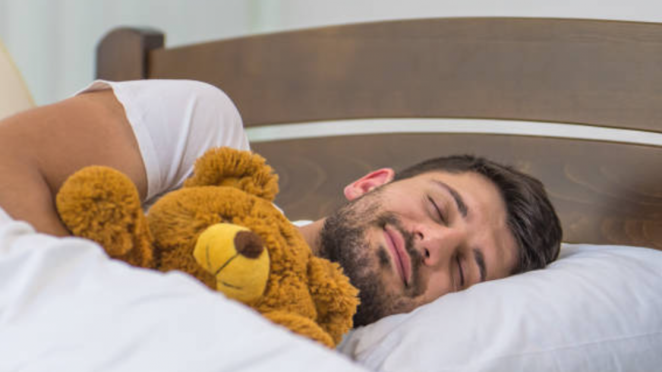 Wow! Daarom is het als volwassene goed om met een knuffel te slapen ...