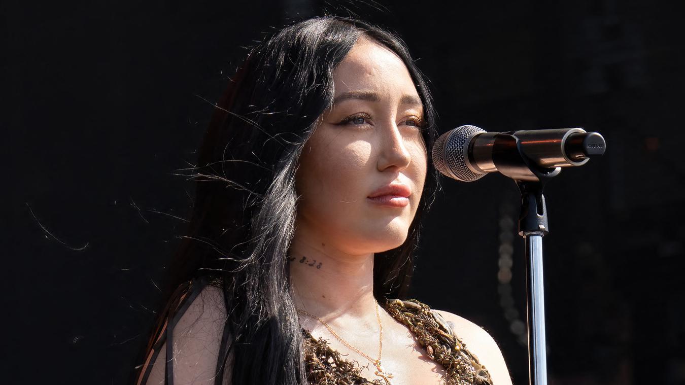 Ophef over doorschijnende outfit van Noah Cyrus: «Waarom mag zij haar borsten tonen en wij niet ...