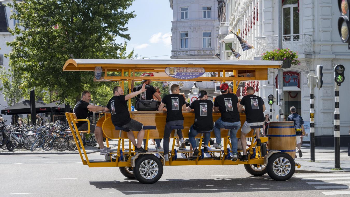 Vrijgezellen gaat helemaal fout: bierfiets slaat op hol - Metrotime