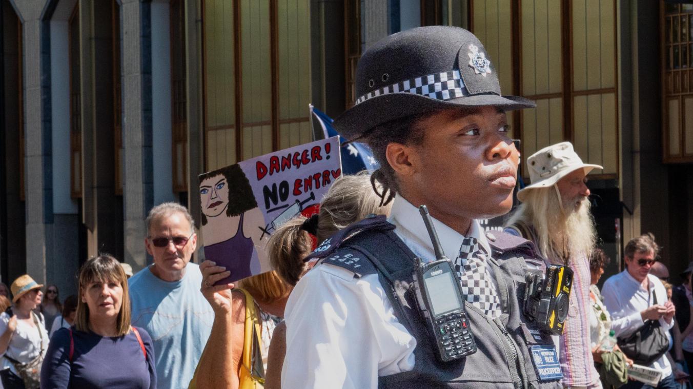 Londense agenten dragen geen wapen meer na aanklacht tegen collega ...