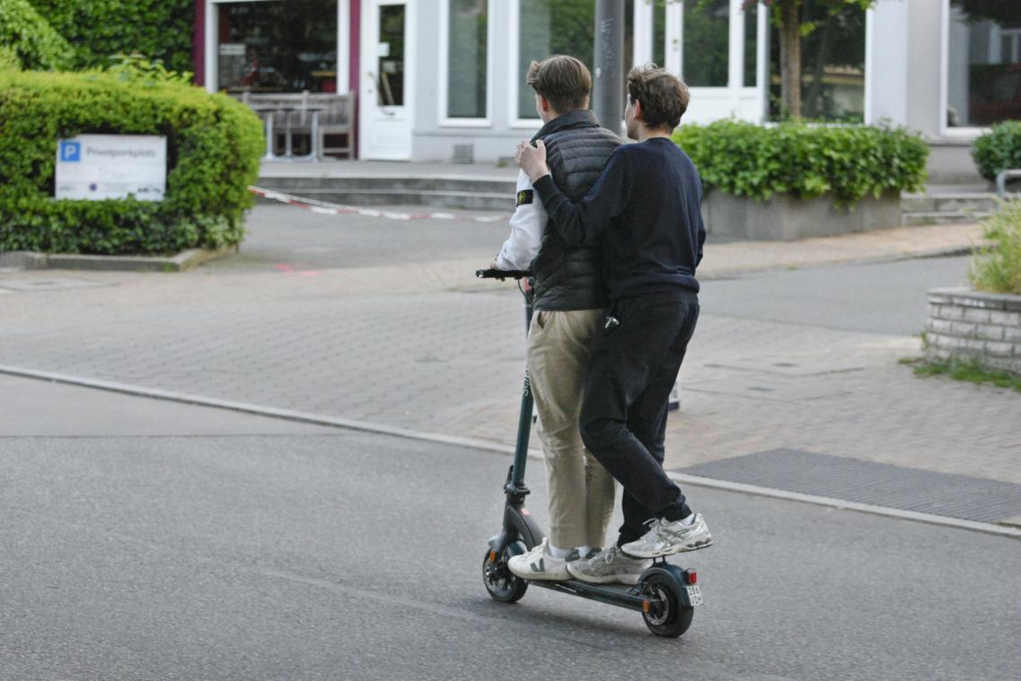 Helft van de e-steppers negeert regelmatig de wegcode: op het voetpad ...